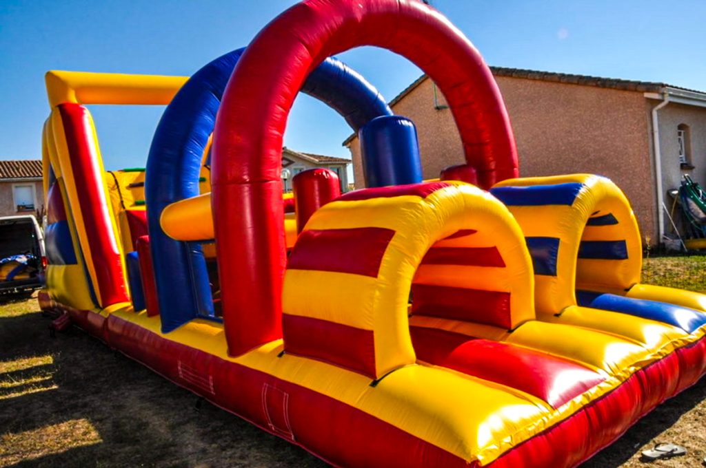 id2 loisir propose la location d'un parcours géant gonflables enfants ...